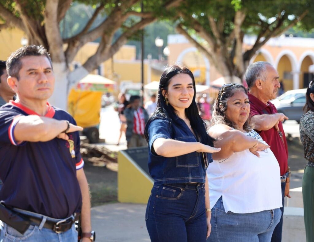 Alcaldesa Melissa Puga encabeza el Izamiento del Labaro Patrio por ...