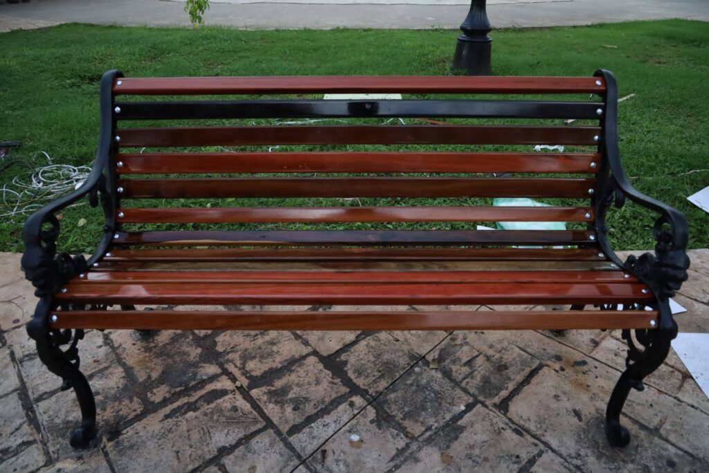 Izamal recupera su brillo: rehabilitan bancas en el parque Zamná bajo ...